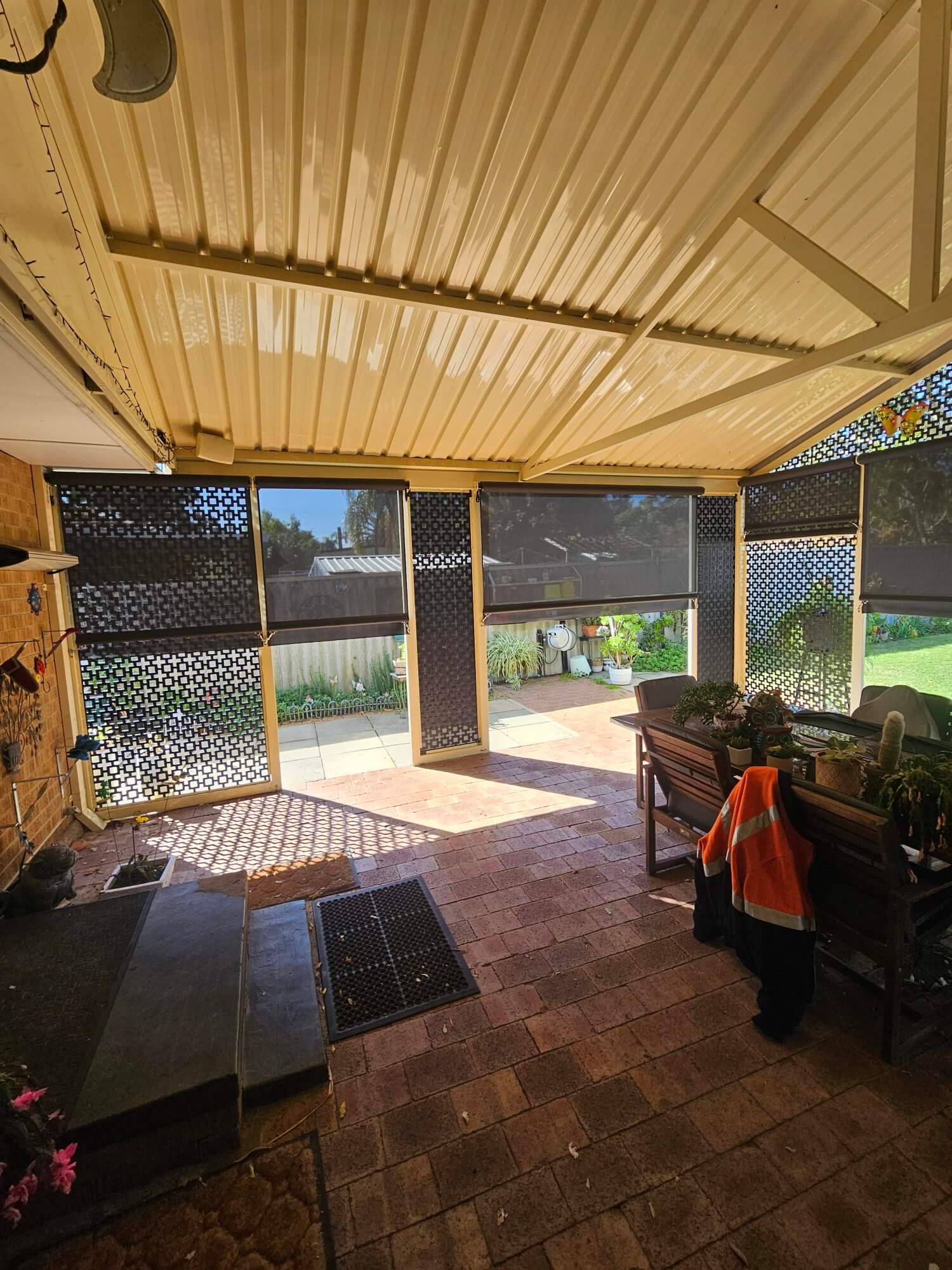 Kelmscott | Crank & Clip Outdoor Blinds